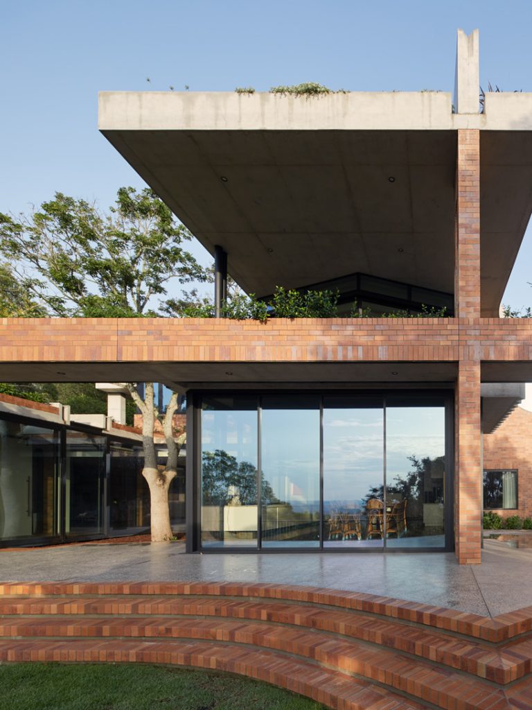 jesse bennett studio builds australian house with brick archways ...
