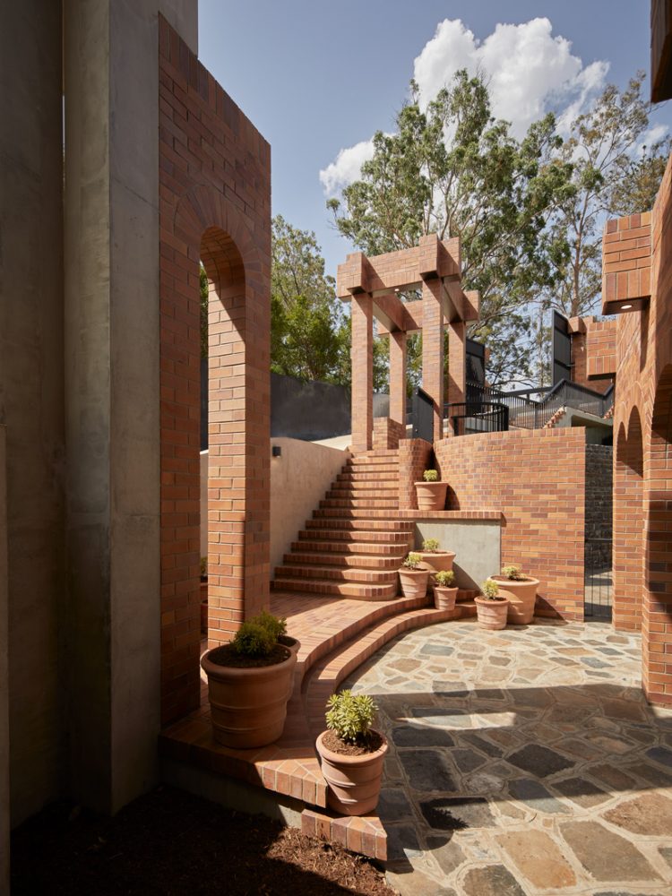 jesse bennett studio builds australian house with brick archways ...
