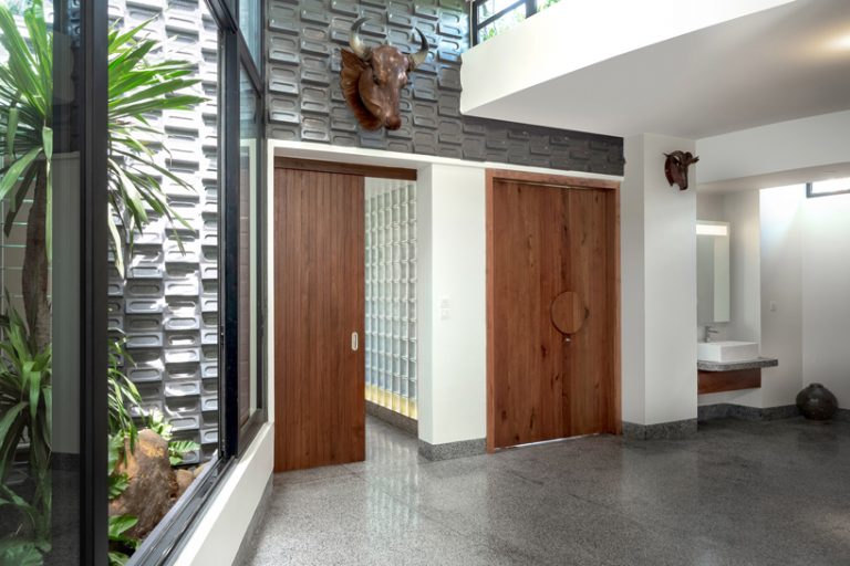 UAD architects tops 'the breeze house' in cambodia with a roof garden