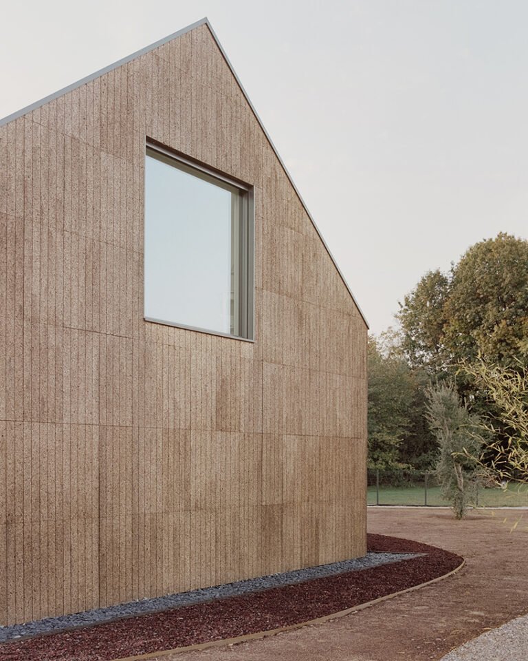 LCA architetti completes 'casa quattro' with eccentric use of straw and ...