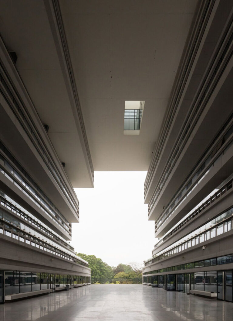 herzog & de meuron's monumental SUMC building rises over shantou, china