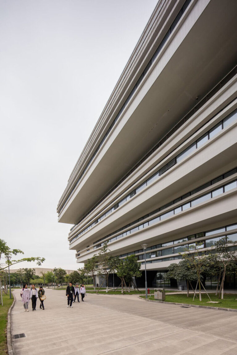 herzog & de meuron's monumental SUMC building rises over shantou, china