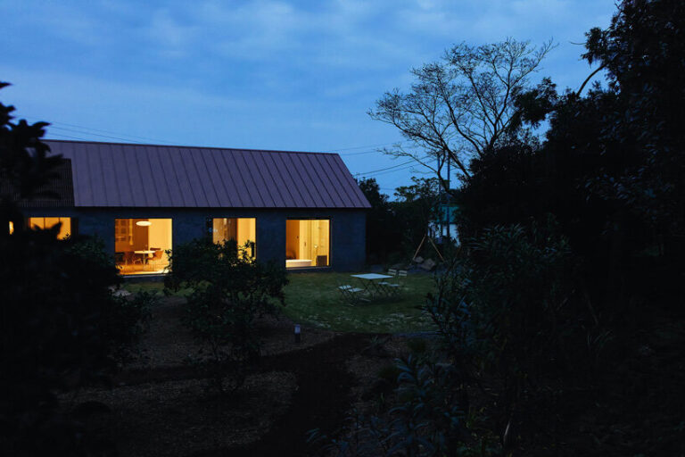 Z_lab completes linear guest house 'soyosorim' in south korea's jeju island