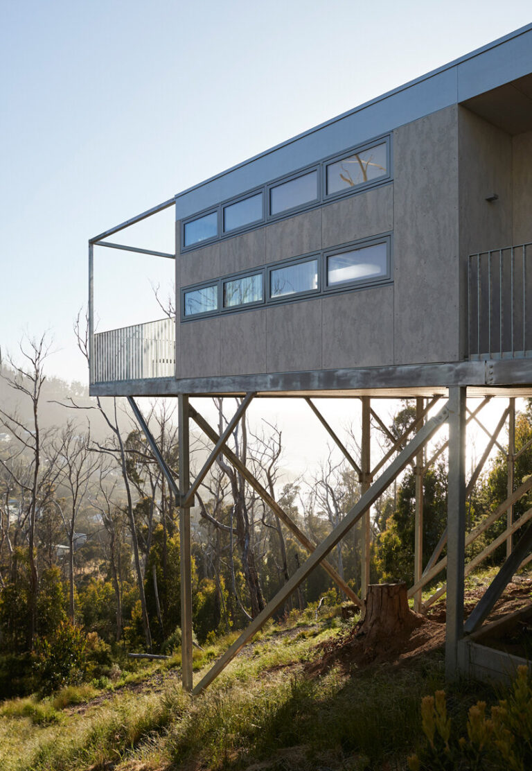chris connell design completes a minimalist weekend house in australia
