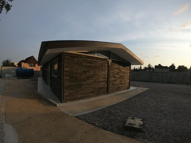 these houses by conceptos plásticos are built with blocks made from ...