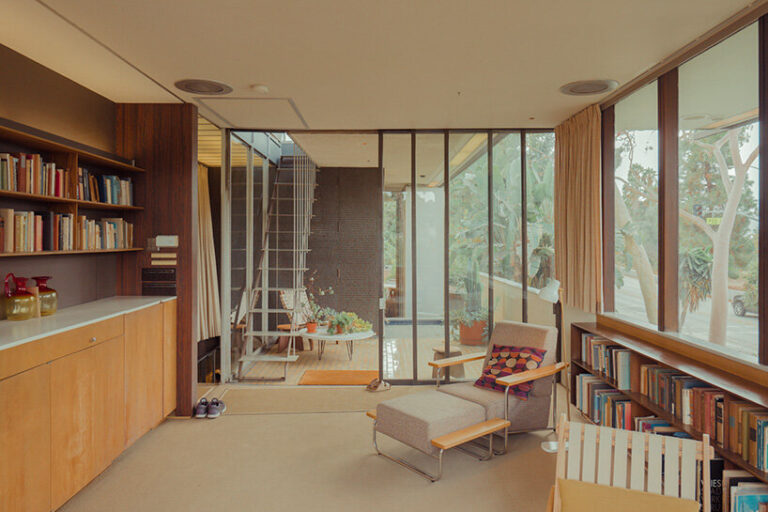 franck bohbot captures richard neutra's VDL research house II in los ...