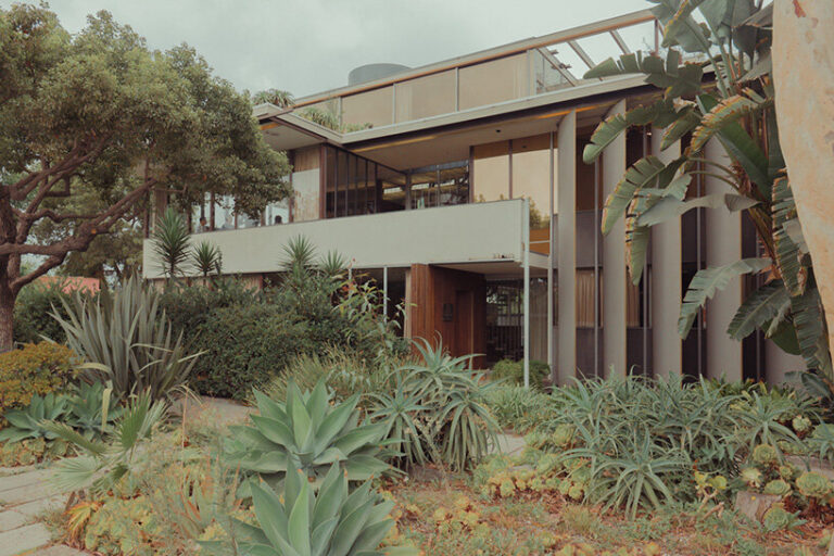 franck bohbot captures richard neutra's VDL research house II in los ...