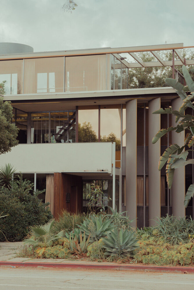 franck bohbot captures richard neutra's VDL research house II in los ...