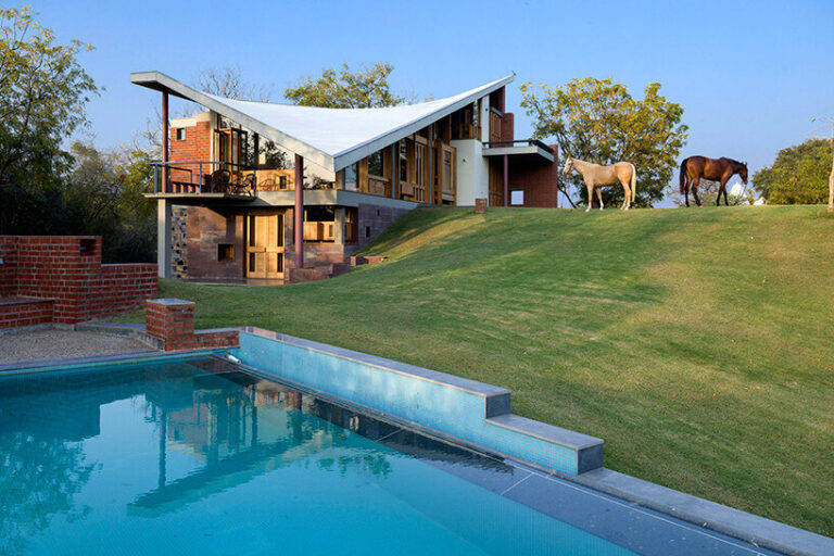 studio 4000 encloses its weekend house in aalloa with parabolic roof