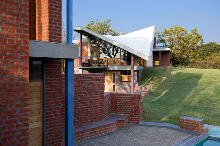 studio 4000 encloses its weekend house in aalloa with parabolic roof