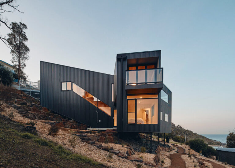 andrew simpson architects designs multi-generational Y house in wye river