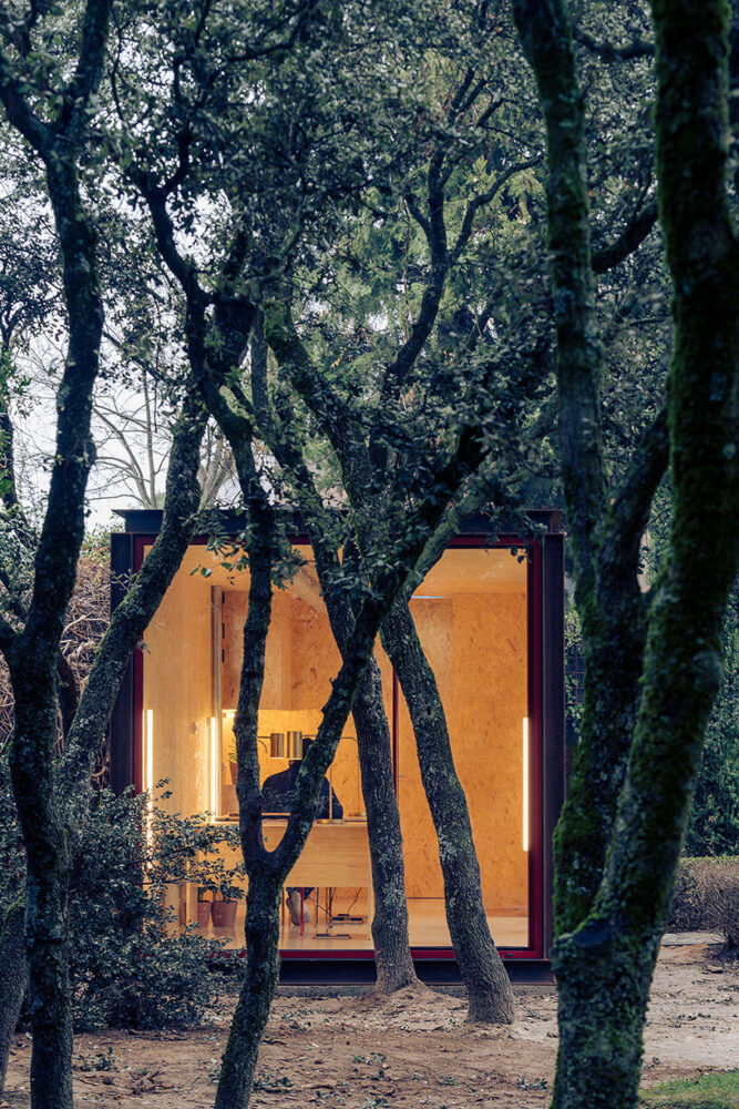 delaVegaCanolasso designs 'tini' prefabricated office