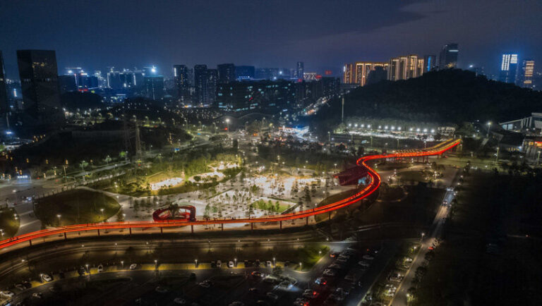 an elevated red path connects the 'forest and sports park' in shenzhen