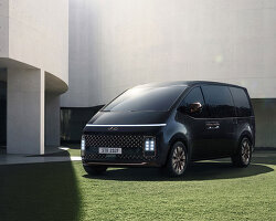 hyundai electrifies its 1986 grandeur in a retro-futuristic restoration