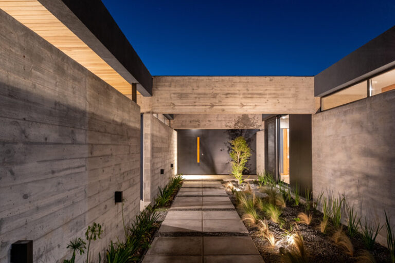 PSV arquitectura's casa SAB takes shape as an introspective concrete grid