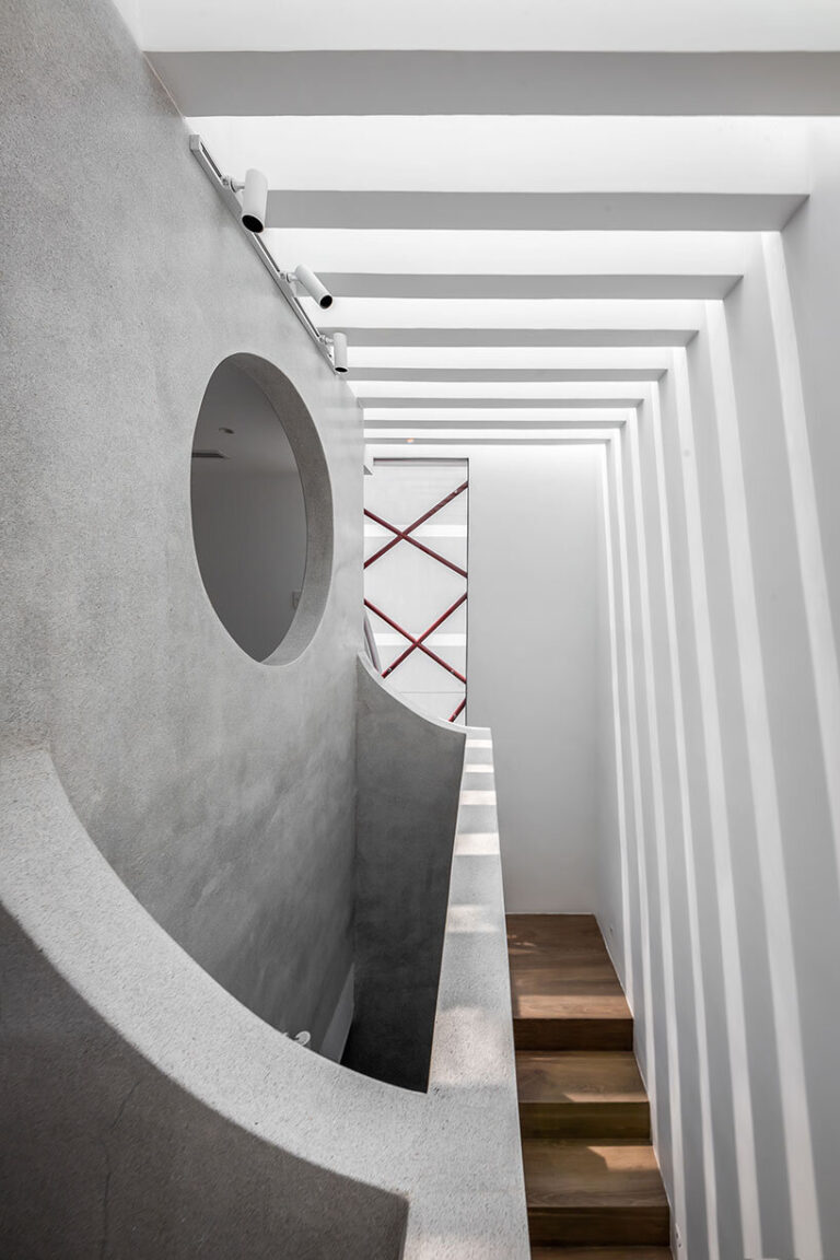 story architecture celebrates smooth spaces with its 'alone house'