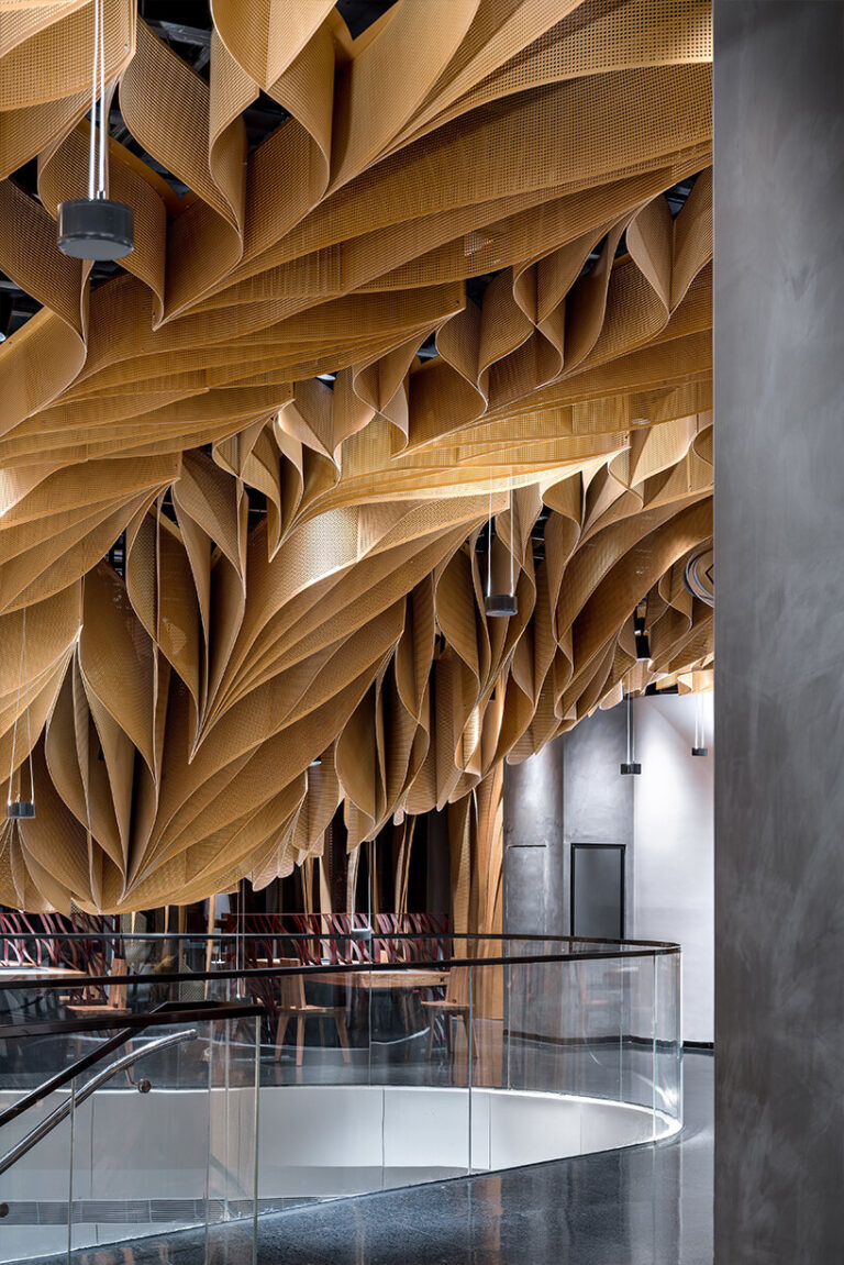 undulating lattice ceiling dominates banu restaurant in zhengzhou, china