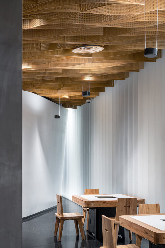 undulating lattice ceiling dominates banu restaurant in zhengzhou, china