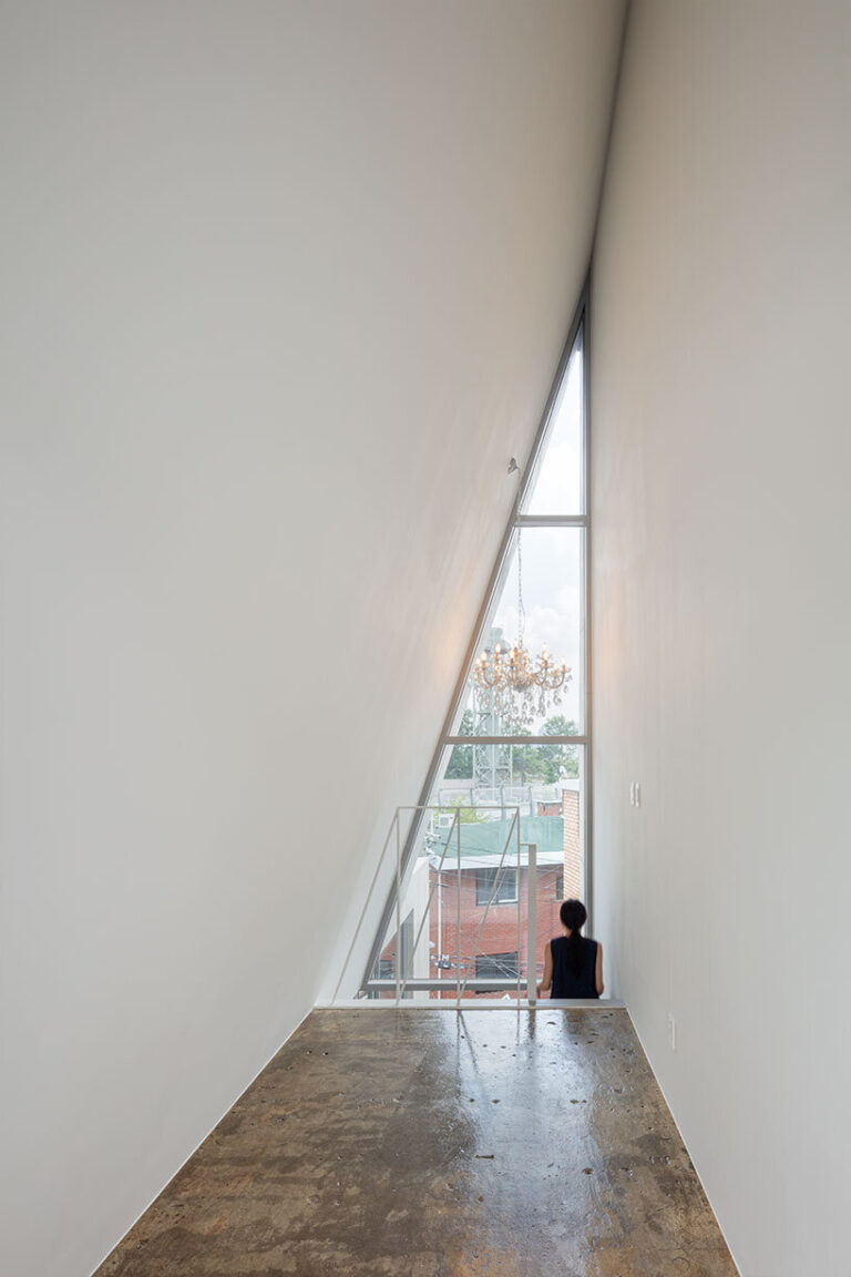SML builds an extruded triangular volume according to the right of sunlight