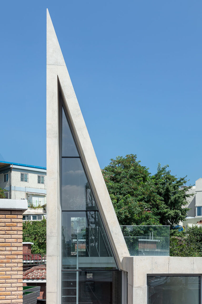 SML builds an extruded triangular volume according to the right of sunlight