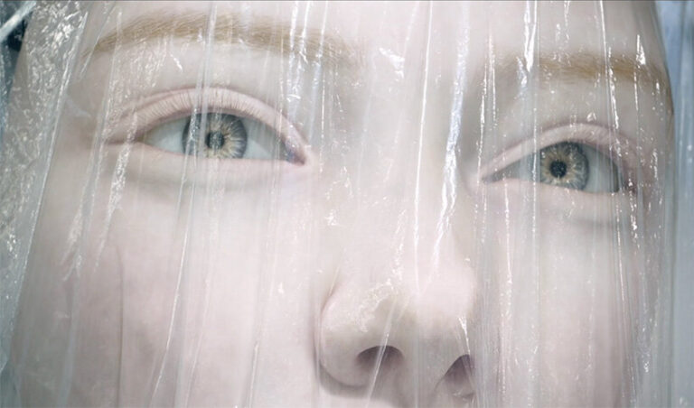 GENTLE MONSTER discusses the giant, a 2-meter-high uncanny face robot