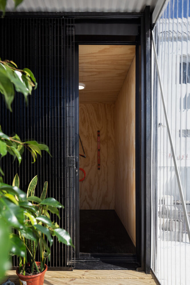 MASA arquitectos adds small cozy loft to a dwelling's rooftop in uruguay