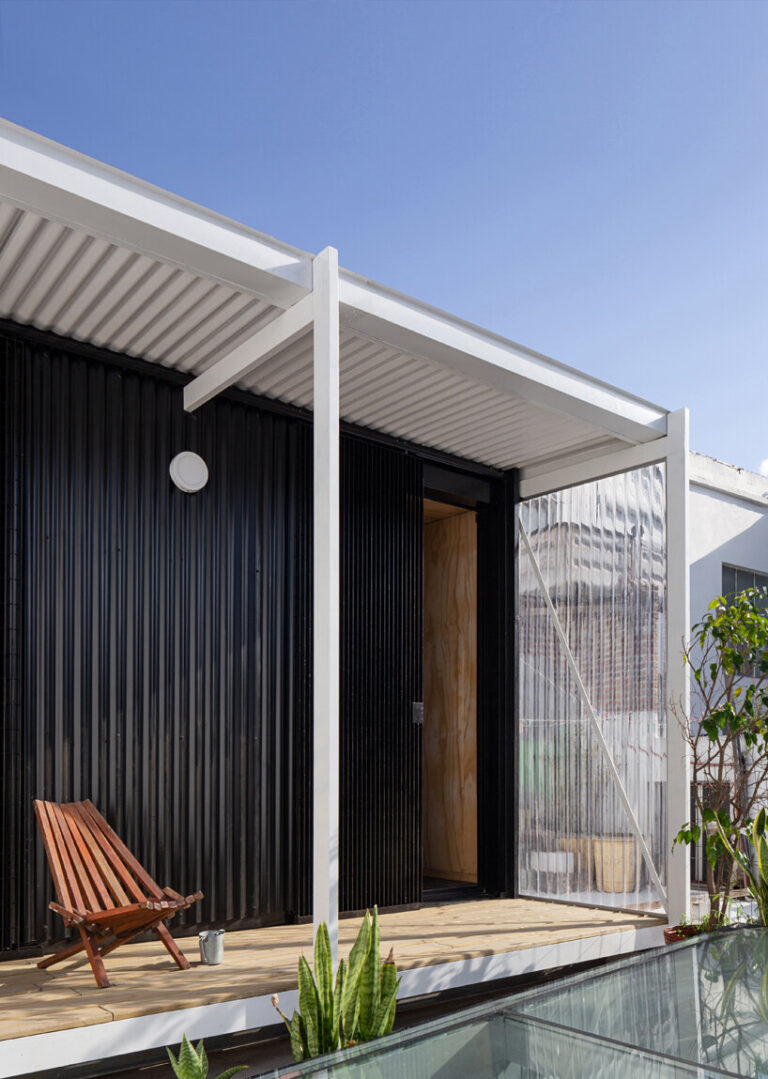 MASA arquitectos adds small cozy loft to a dwelling's rooftop in uruguay