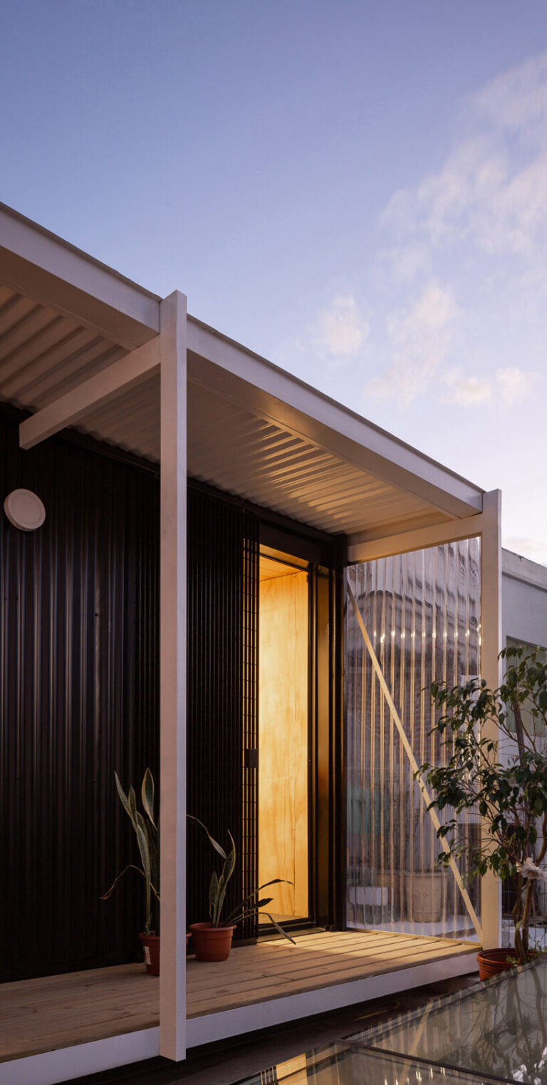 MASA arquitectos adds small cozy loft to a dwelling's rooftop in uruguay