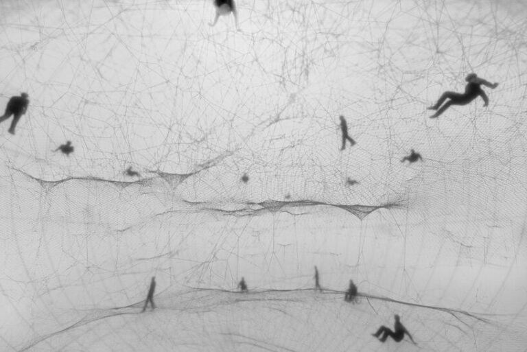 tiktokers loving tomás saraceno's huge spider web installation in NYC