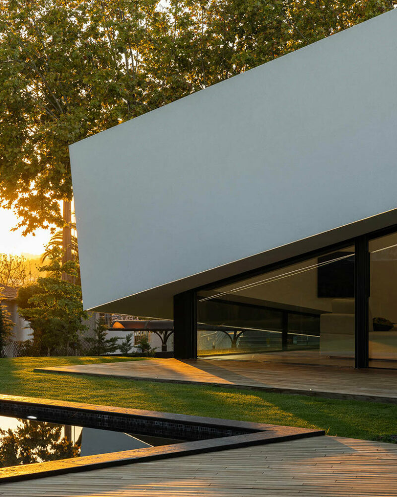 MUTANT architecture merges angled volumes to generate the TILT house