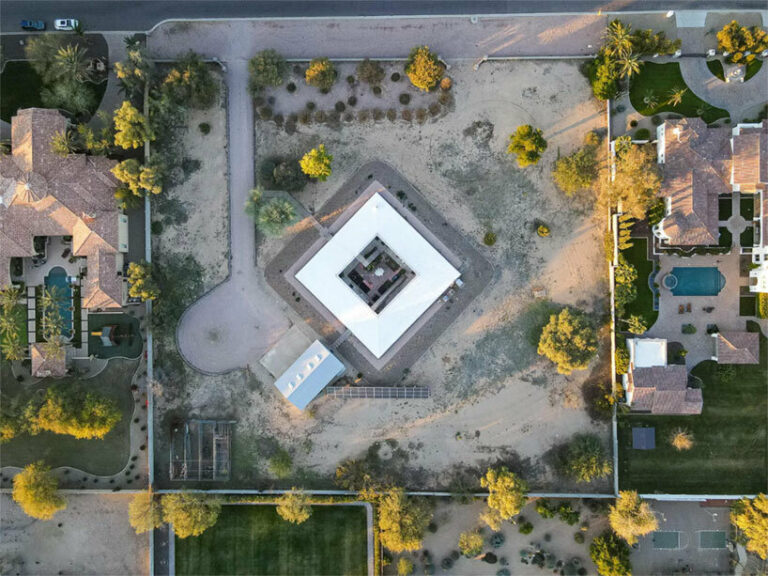 Underground House in Scottsdale, Arizona is Sheltered from Desert Heat