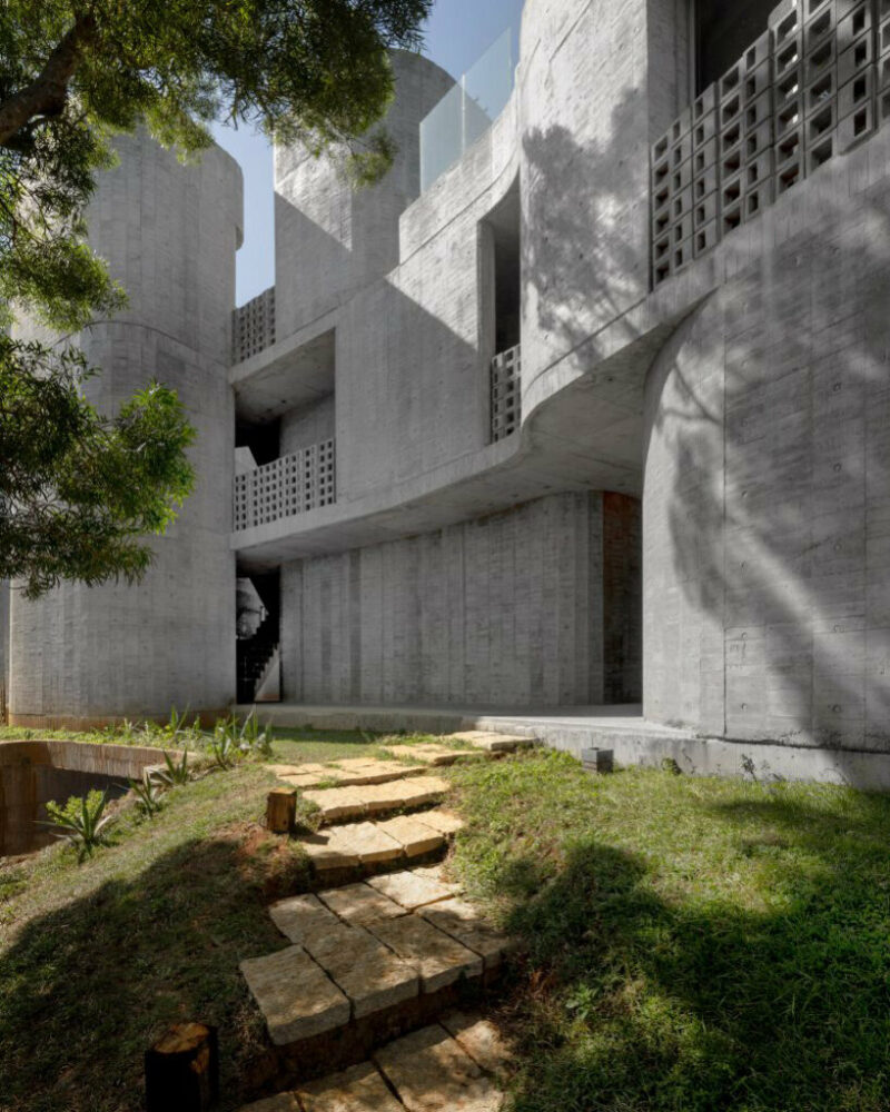 curvaceous concrete walls compose XRANGE architects' remote retreat in ...