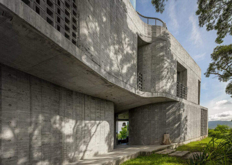 curvaceous concrete walls compose XRANGE architects' remote retreat in ...