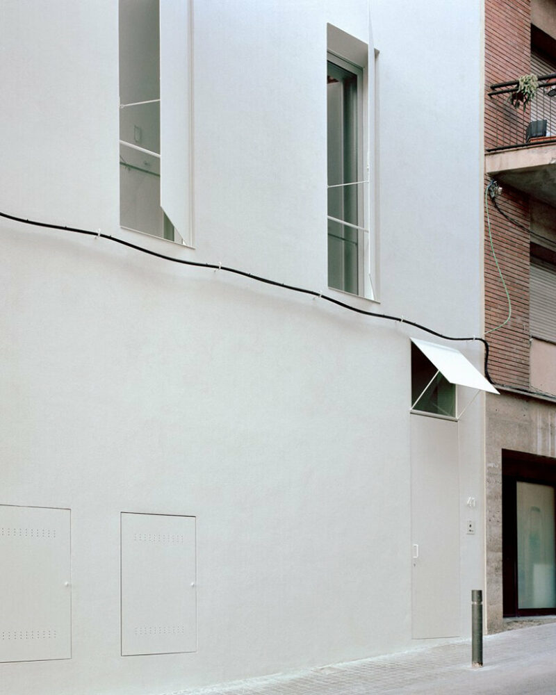 the barcelona 'costa house' by arquitectura-G is a porch around a garden