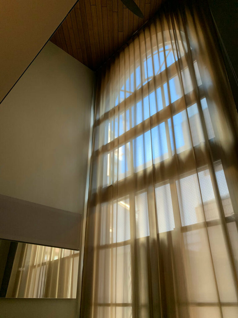 arte-1 architects designs a narrow house with a big glass door in tokyo