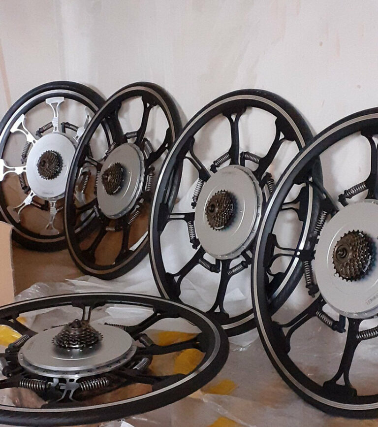 spring-powered 'super wheel' prototype converts cyclist's weight into ...