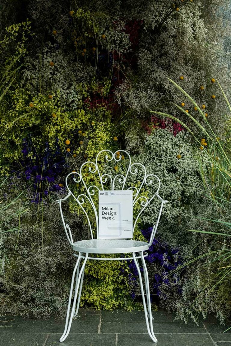 floral installation by 'lady of flowers' anne vitchen invades DAAily Bar