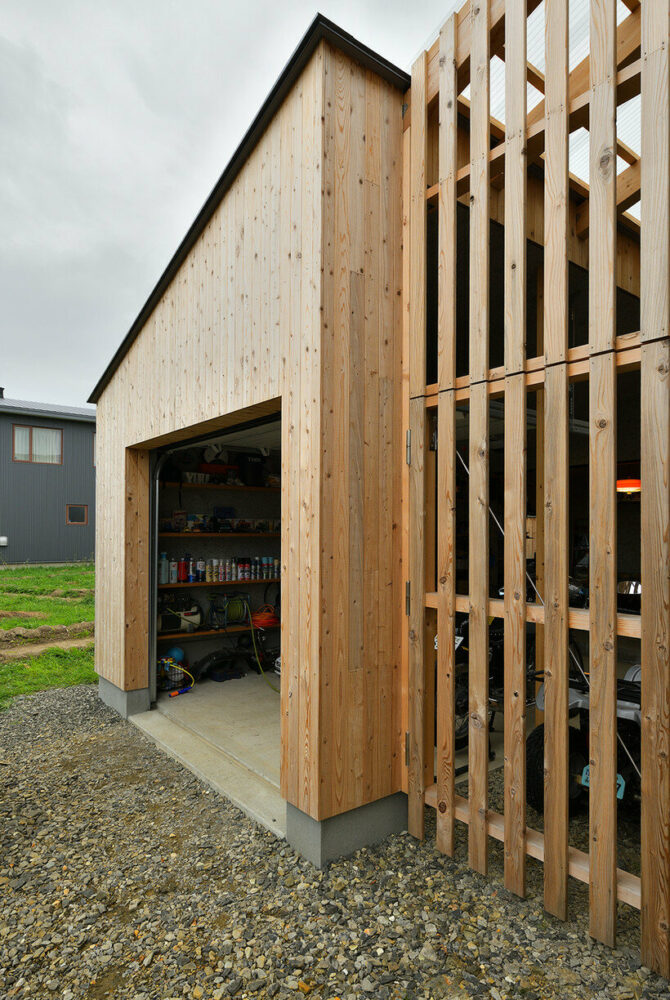 ryuji yamashita divides a building into two for its 'garage house' in japan