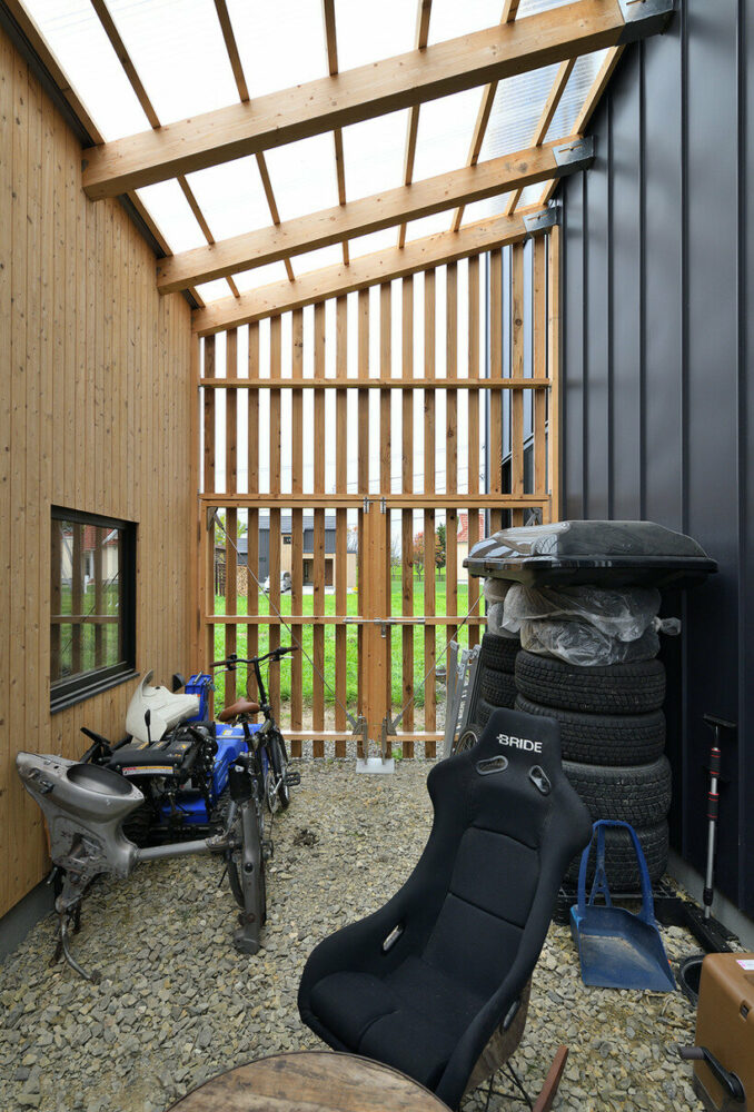 ryuji yamashita divides a building into two for its 'garage house' in japan