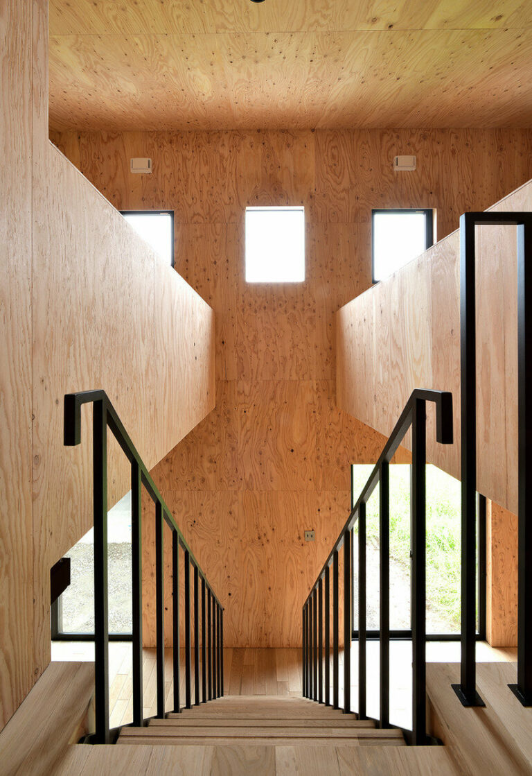 ryuji yamashita divides a building into two for its 'garage house' in japan