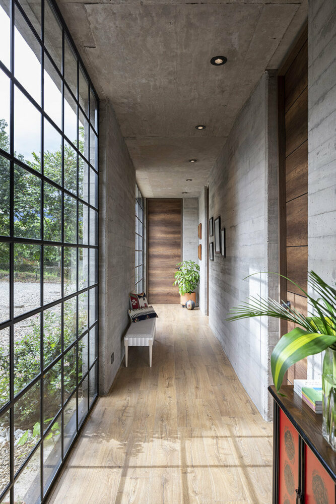 a.lugar's 'casa de arce' harmonizes with its garden site in colombia