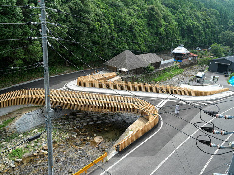 kengo kuma’s ‘kusugibashi’ bridge in japan merges carpentry skills ...