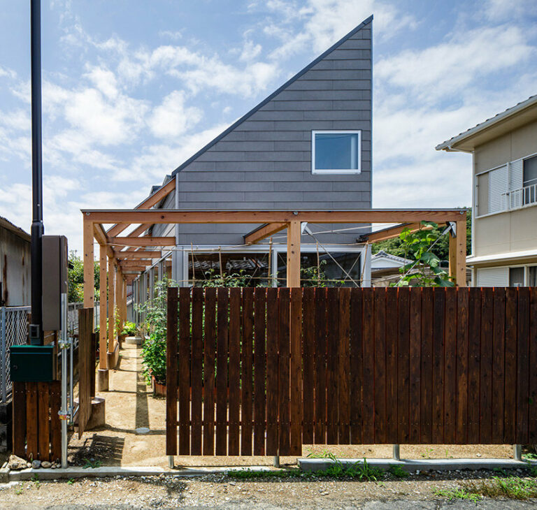 nLDK builds 'edible house' that grows alongside its vegetable garden in ...