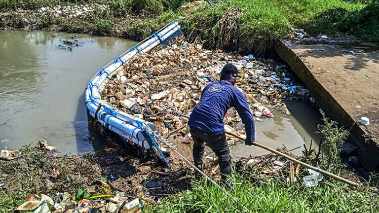 'trashboom' barrier stops tons of plastic from entering the oceans