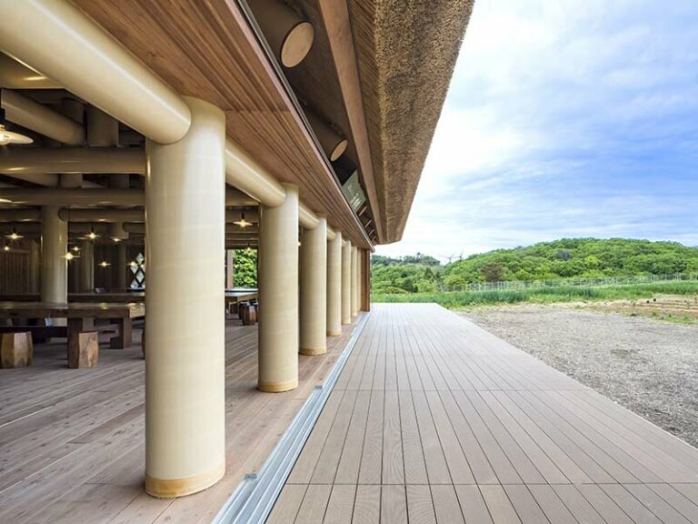 shigeru ban tops 'farmer's restaurant' with one of the largest thatched ...