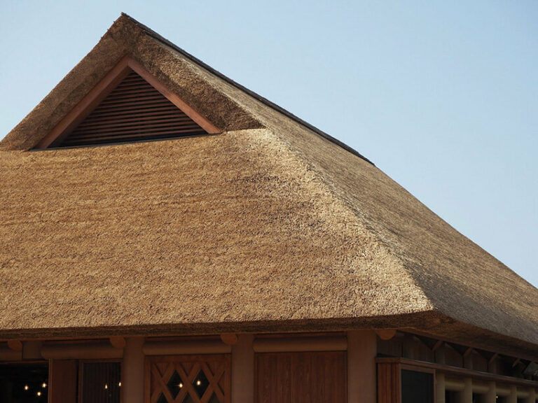 shigeru ban tops 'farmer's restaurant' with one of the largest thatched ...