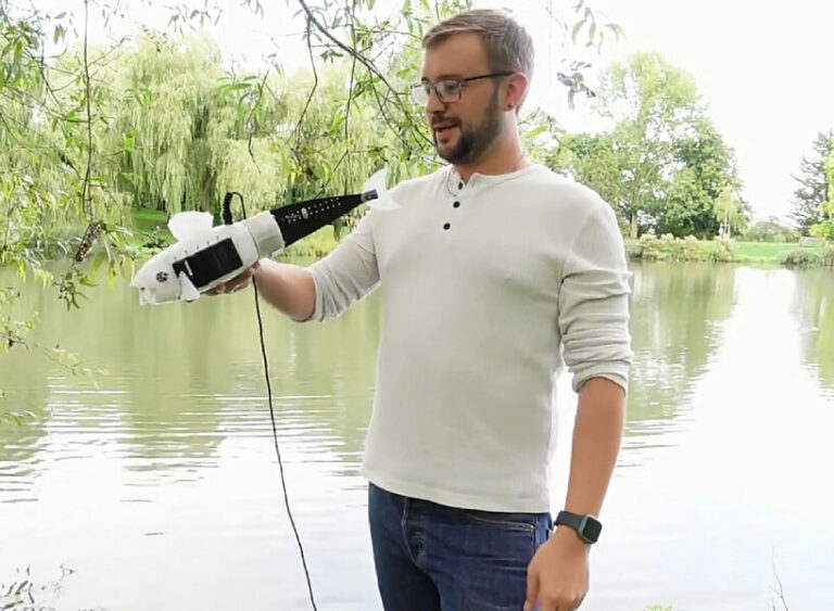 3D robot fish designed by student sucks microplastics from waterways