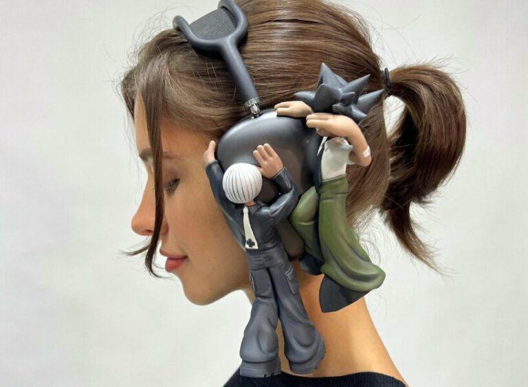 thieves hold on for dear life in customized apple airpods max