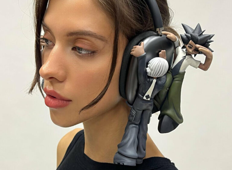 thieves hold on for dear life in customized apple airpods max