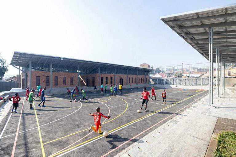 kéré architecture builds kamwokya community center in kampala